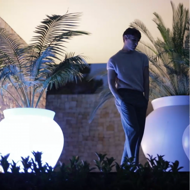 Large Lighted RGBW Curved Shape Pot - Venus Planter by Vondom